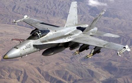 ΜΑΧΗΤΙΚΟ ΑΕΡΟΣΚΑΦΟΣ F-18 ΣΠΑΕΙ ΤΟ ΦΡΑΓΜΑ ΤΟΥ ΗΧΟΥ ΜΠΡΟΣΤΑ ΣΤΗ ΚΑΜΕΡΑ ...