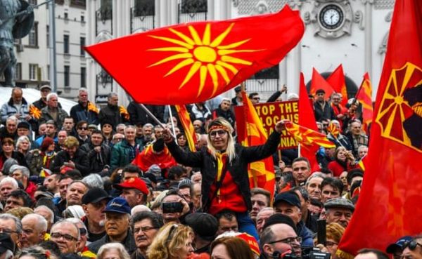 Ο ΣΩΚΡΑΤΗΣ ΚΑΙ ΤΑ ΤΡΙΑ ΚΟΣΚΙΝΑ | Votegreece.gr