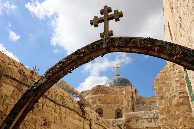 Η ΣΧΙΣΜΕΝΗ ΚΑΙ ΜΑΥΡΙΣΜΕΝΗ ΚΟΛΟΝΑ ΣΤΑ ΙΕΡΟΣΟΛΥΜΑ | Votegreece.gr
