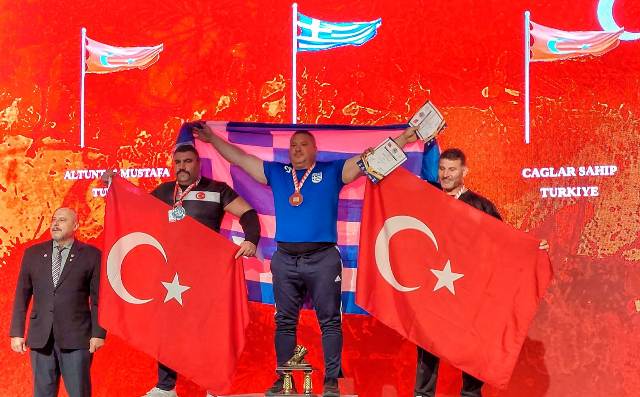 ΕΤΟΙΜΟ ΝΑ ΒΓΕΙ ΑΠΟ ΤΗ ΘΕΣΗ ΤΟΥ ΤΟ ΞΙΦΟΣ ΤΟΥ ΜΑΡΜΑΡΩΜΕΝΟΥ ΒΑΣΙΛΙΑ. ΟΙ ...
